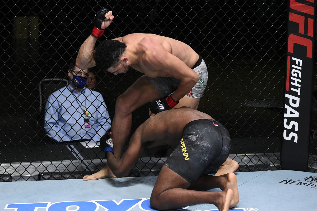 UFC Free Fight: Se Johnny Walker knocka Ryan Spann!